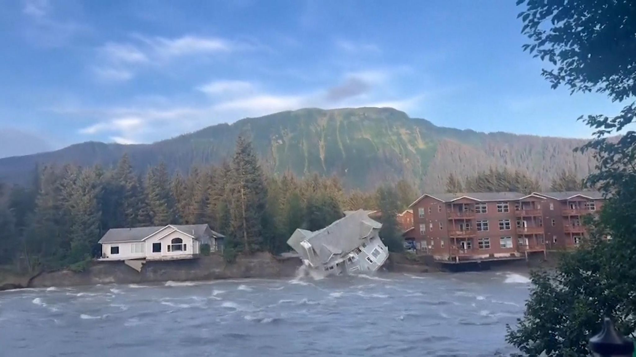 House collapses into Alaskan river after glacial dam burst – The USA ...